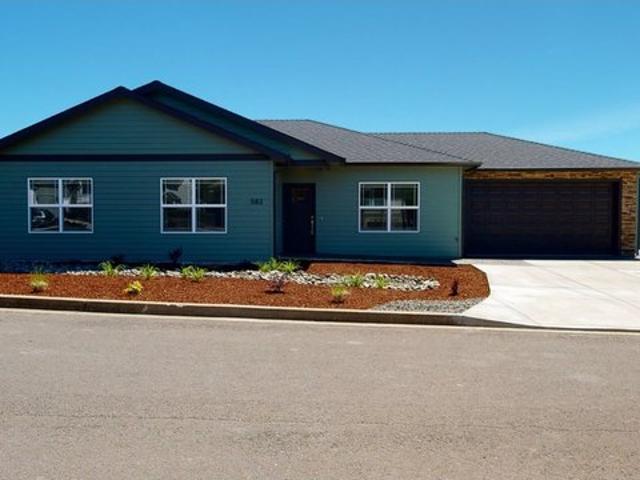 582 Fairway Estates Dr, Sutherlin, OR 97479