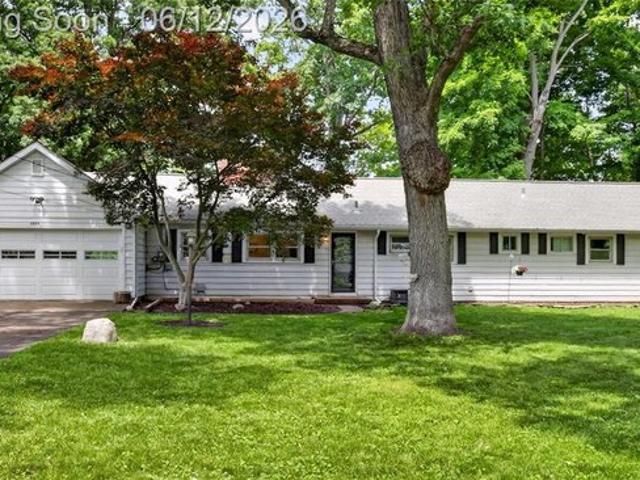 5831 Winans Dr, Hamburg Township, MI 48116
