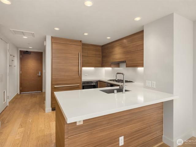 583 Battery St # 2208N