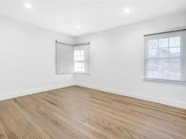 58476347 15805 Vose St
