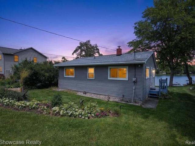 5854 Bullard Rd, Hartland Township, MI 48430