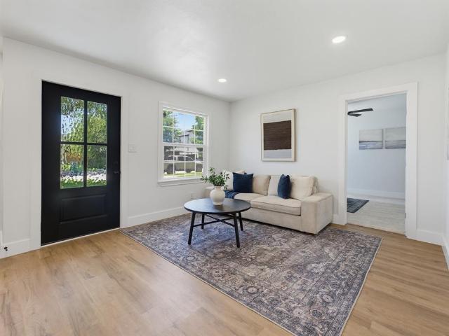 5852 Lyle Street