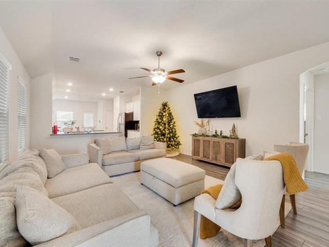 5852 Wake Robin Dr, Fort Worth, TX 76123