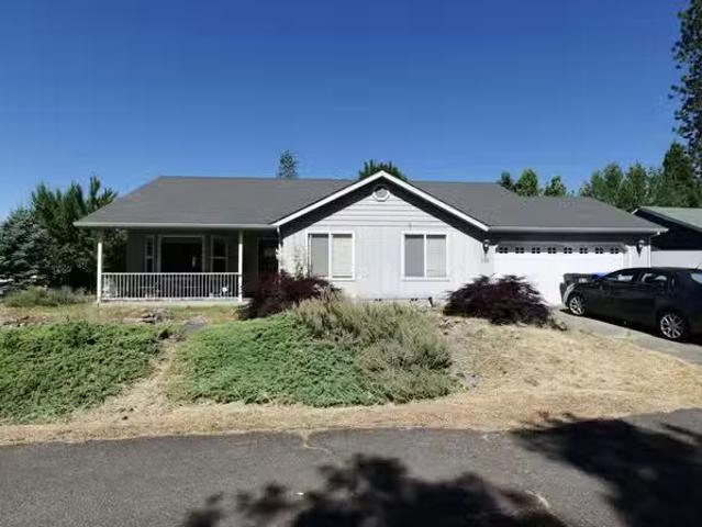 585 ALPINE ST, SHADY COVE, OR 97539 Single Family Residence Fo.