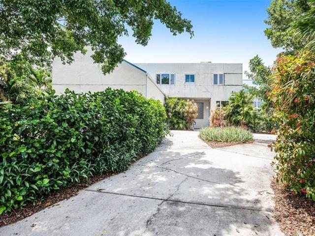 585 Dolphin Ave SE, Saint Petersburg, FL 33705