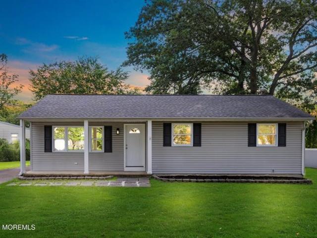 585 Fawn Dr, Toms River, NJ 08753