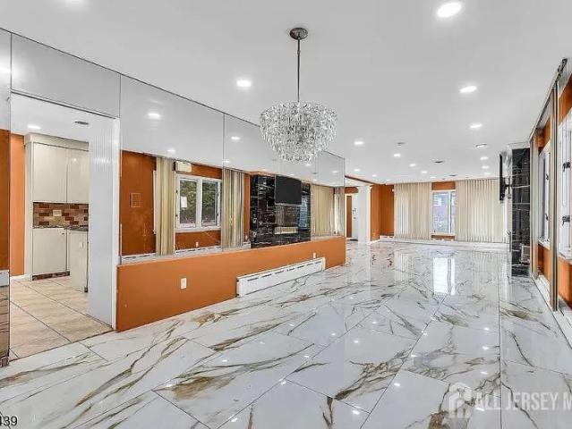 585 Noe Ave