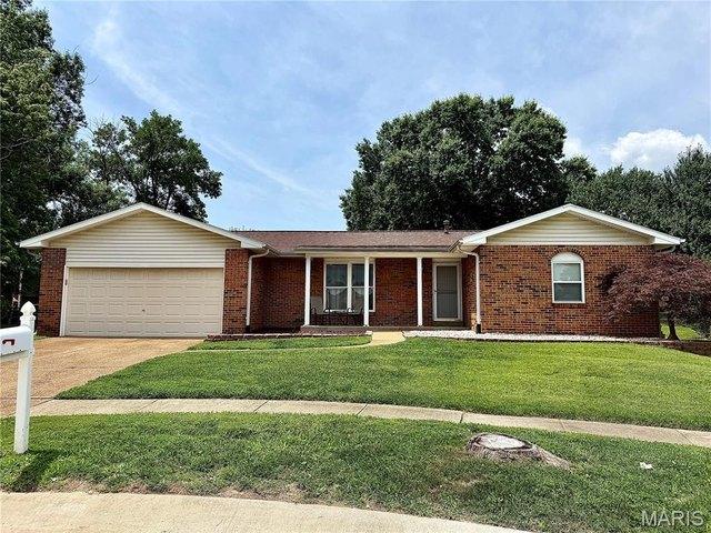 5863 Stonehorse Ct, Saint Louis, MO 63129