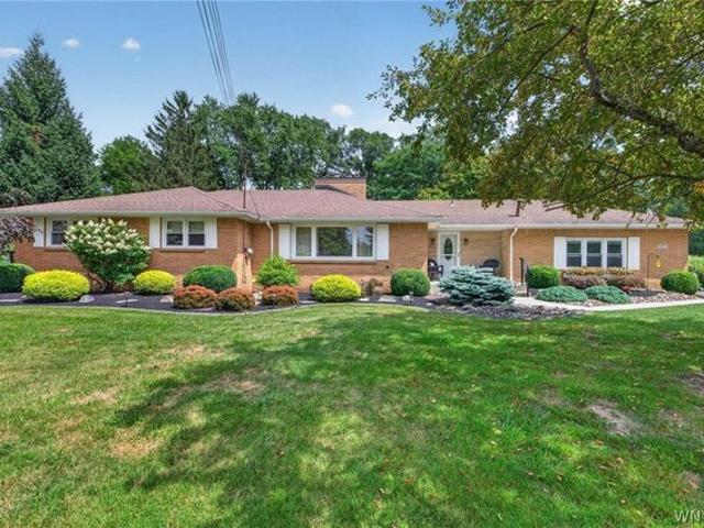 5875 Creekview Dr, Clarence Center, NY 14032