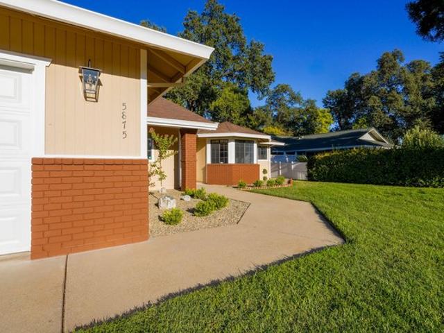 5875 Farm House Ln, Redding, CA 96001