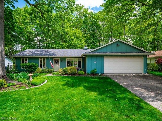 5875 Hawthorne Hollow Dr, North Ridgeville, OH 44039