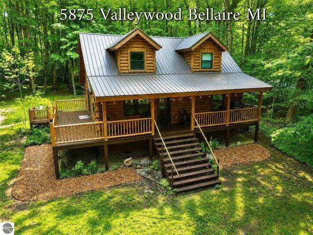 5875 Valleywood Dr, Bellaire, MI 49615