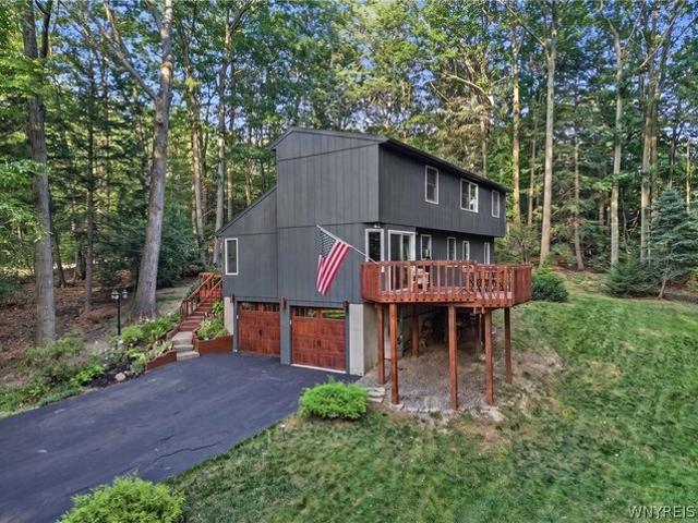 5876 Woodlee Ct, Orchard Park, NY 14127