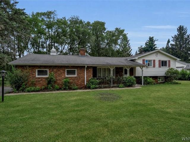 5872 Kamner Dr, Clarence, NY 14032
