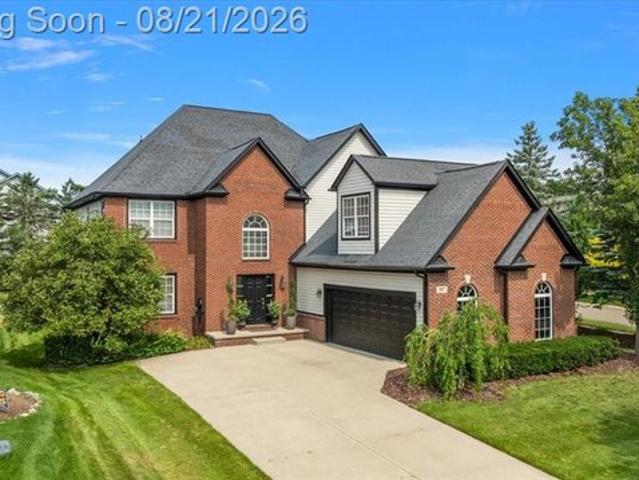 587 Bay Pointe Dr, Oxford Vlg, MI 48371