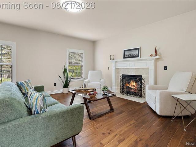 587 Bay Pointe Drive