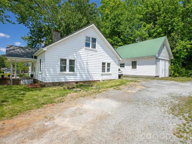 587 Old Hendersonville Highway