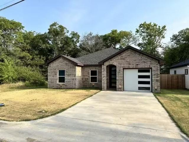 58872589 107 Ross St W