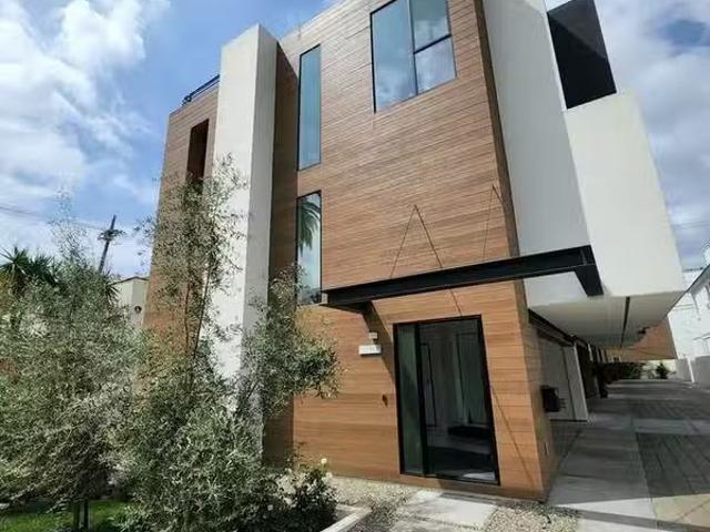 58889356 807 N Detroit St