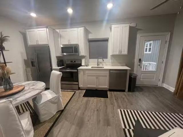 58834102 1111 W Romana St