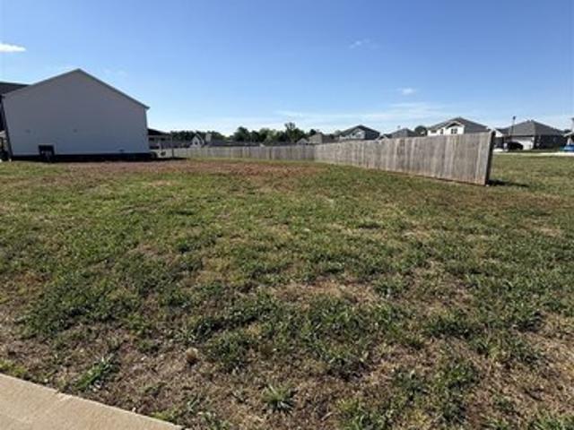 588 Yulan Cir, Bowling Green, KY 42104