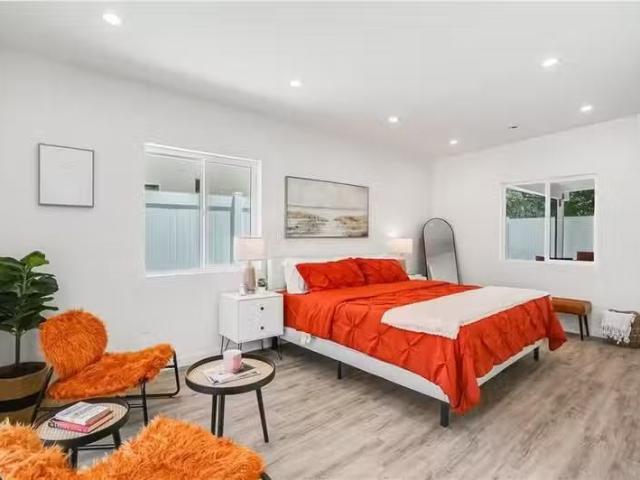 58942112 7008 Encino Ave