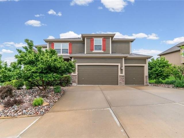 5898 S National Dr, Parkville, MO 64152