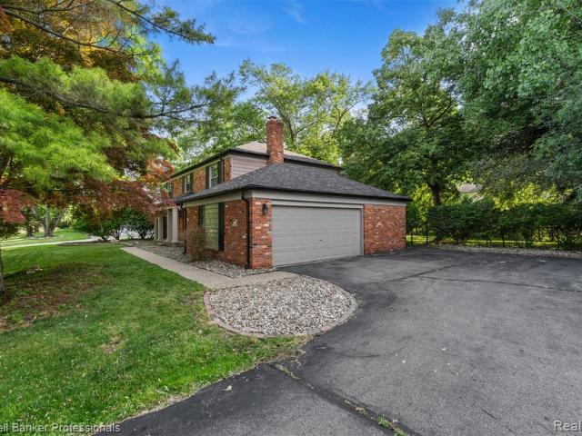 5890 Pinecroft Drive