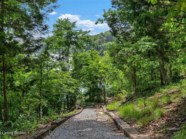 589 Kaufman Rd