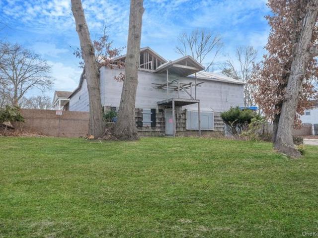 58 W Denis Ln, Coram, NY 11727