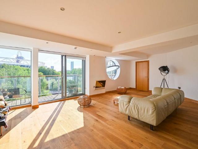58 Dace Road, London E3 2 bed flat to rent £4,000 pcm £923 pw