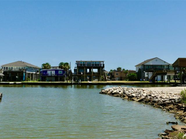 58 Lakeside Dr, Hitchcock, TX 77563 | MLS #87396