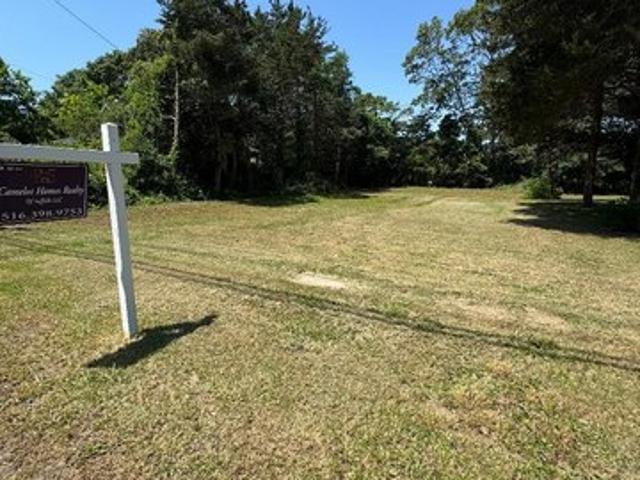 58 N Paquatuck Ave, East Moriches, NY 11940