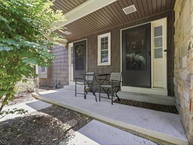 58 Oriole Dr