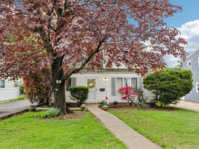 58 Oxford St, Roslyn Heights, NY 11577