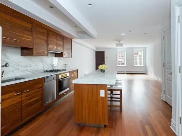 59044183 245 W 71st St