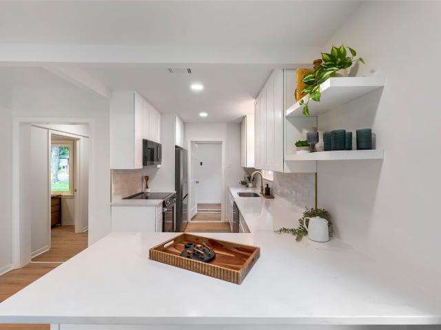 5907 Eureka Dr