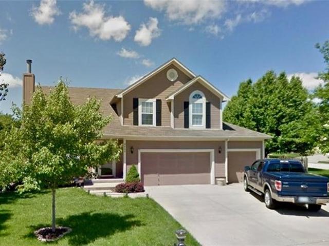 5900 Meadow Sweet Ln, Shawnee, KS 66226