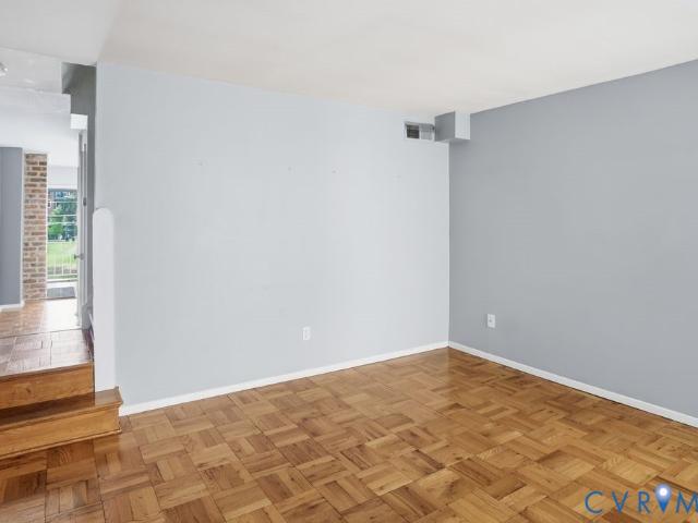 5900 Patterson Ave 17