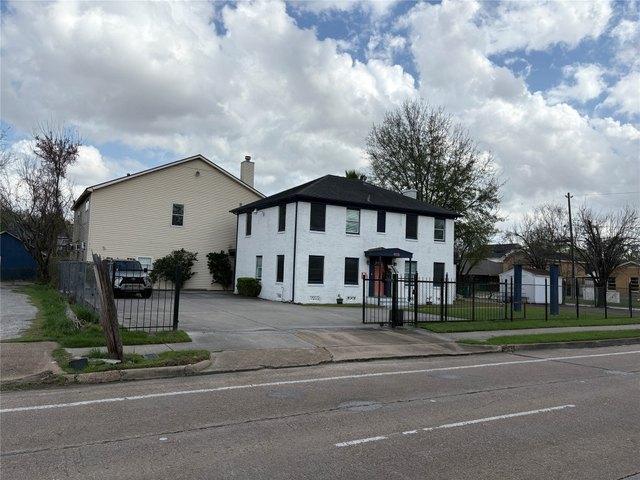 5902 Irvington Blvd, Houston, TX 77009