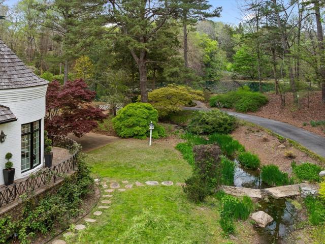 590 Springhill Dr NE