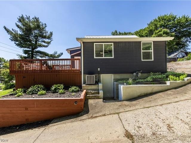 590 Pear Dr, Akron, OH 44319