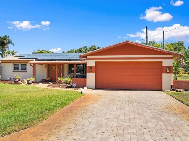5915 46th Ave N, Kenneth City, FL 33709