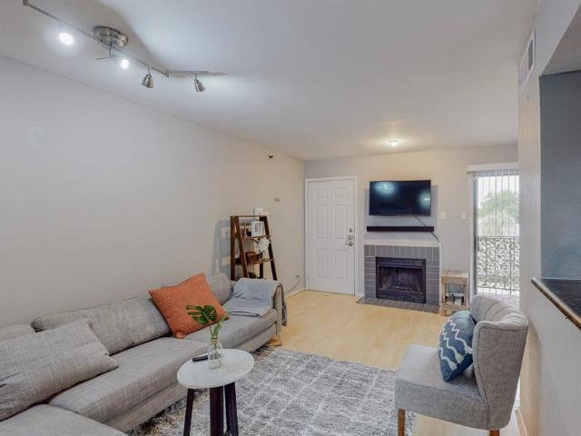 5916 Gaston Avenue # 304