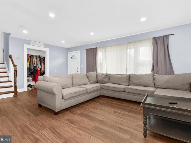 5911 Charnwood