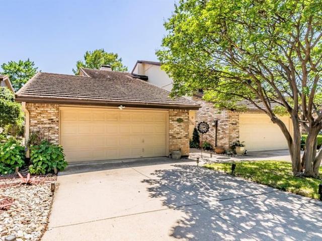 5912 Meadow Wood Ln, Fort Worth, TX 76112