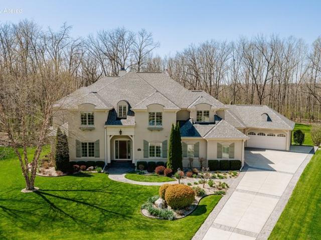5925 S Conservancy Dr, New Berlin, WI 53151