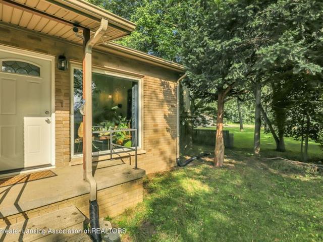5921 Woodgate Dr, Lansing, MI 48911