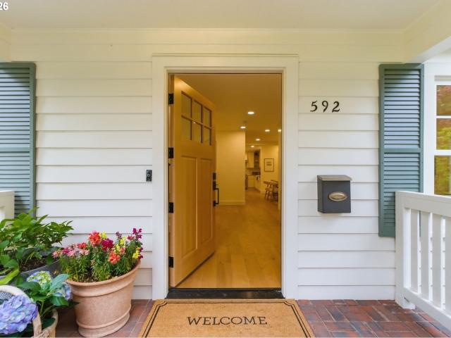 592 9th St, Lake Oswego, OR 97034 | MLS #216596