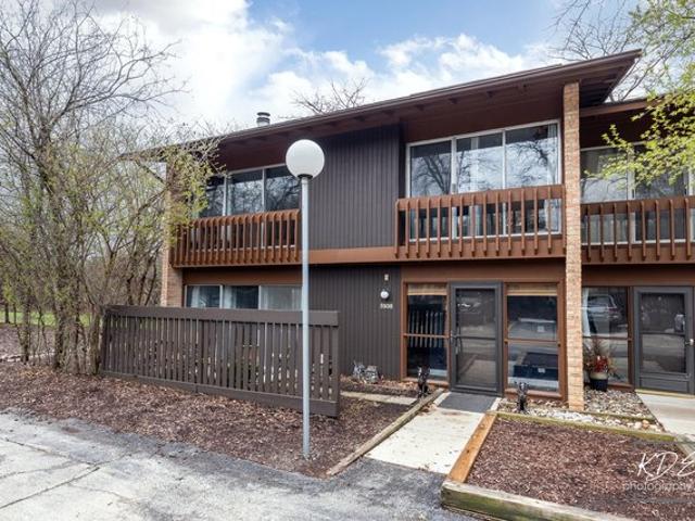 5938 Greenview Rd, Lisle, IL 60532